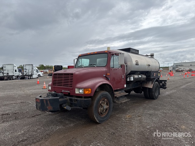1993 Etnyre Series 2000 1900 gal on 1993 International 4700 4x2 Asphalt ...