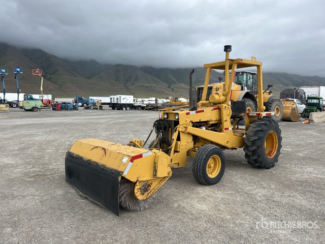 1972 Case 580B Broom Tractor | Ritchie Bros. Auctioneers