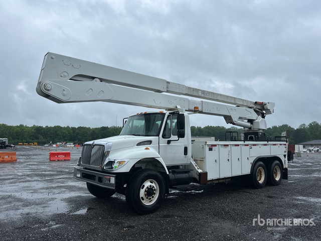 2009 Altec A77-T 76 ft on 2004 International 7400 6x4 Bucket Truck | Ritchie Bros. Auctioneers