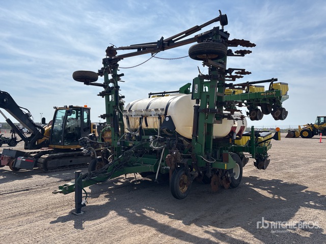 John Deere 1720 Stack-Fold 12 Row Strip Till Planter | Ritchie Bros ...