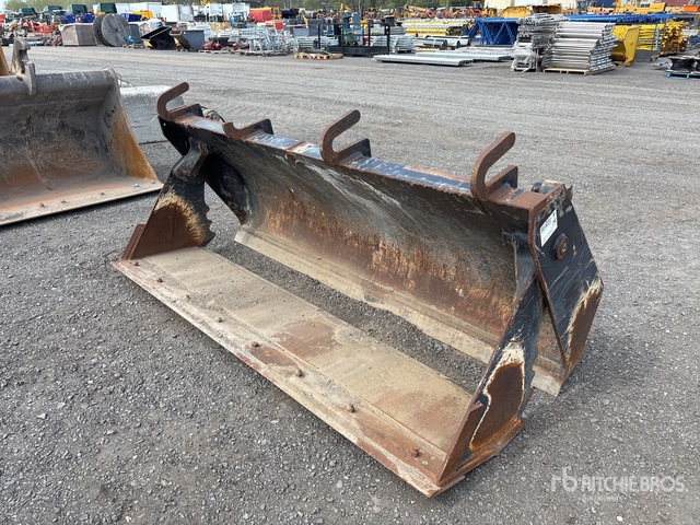 90 in Hydraulic Backhoe Loader Bucket | Ritchie Bros. Auctioneers