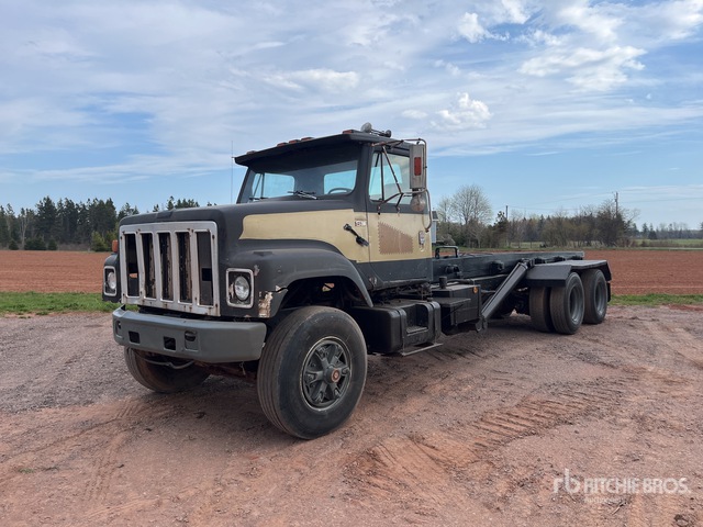 1987 International S2500 6x4 Roll-Off Truck | Ritchie Bros. Auctioneers