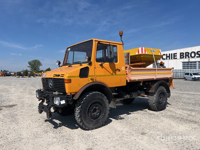 Mercedes-Benz Unimog 4x4 Salt Spreader Camion de service | Ritchie Bros ...