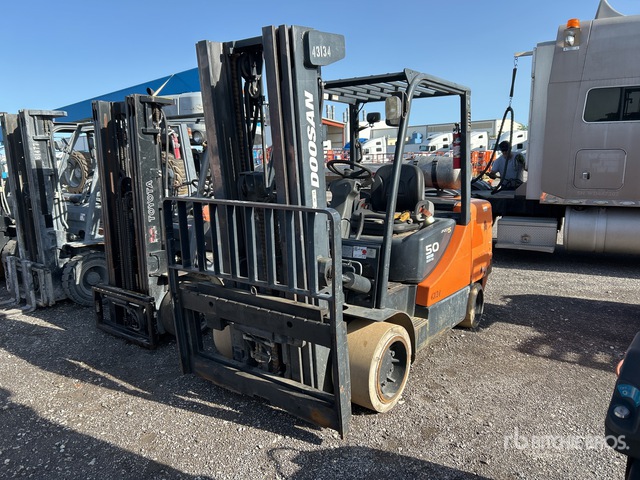Doosan GC50C-5 9550 lb Cushion Tire Forklift | Ritchie Bros. Auctioneers