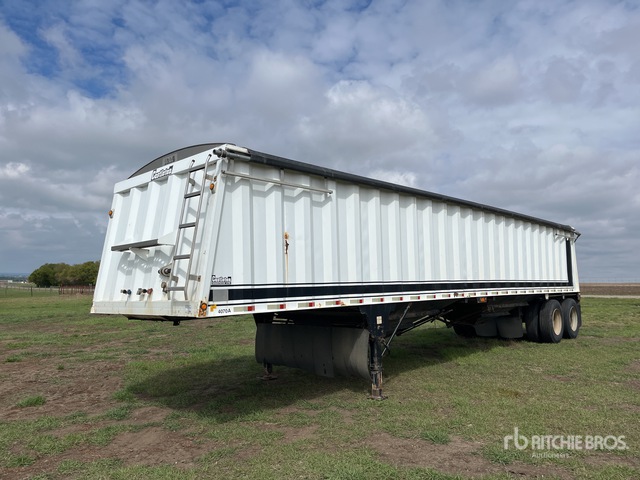 2003 Castleton 36 ft T/A Grain Trailer | Ritchie Bros. Auctioneers