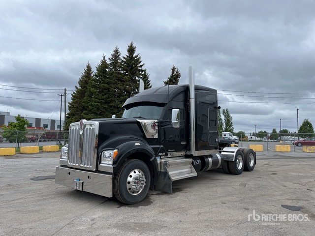 2020 Kenworth W990 6x4 Cabina con cuccetta per trattore stradale | Ritchie Bros. Auctioneers