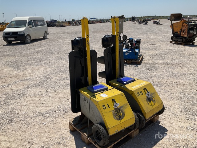 Quantity of (2) Nissen LZA 500 LED Traffic Light | Ritchie Bros ...