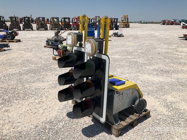 Quantity of (2) Nissen LZA 500 LED Traffic Light | Ritchie Bros ...