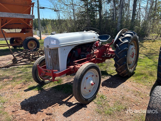 Ford 2N 2WD Wide Front Tracteur de collection | Ritchie Bros. Auctioneers