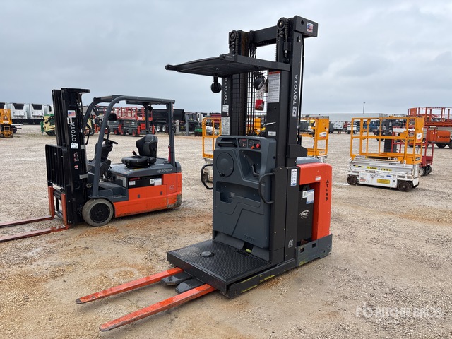2018 Toyota 8BPUE15 3000 lb Order Picker | Ritchie Bros. Auctioneers
