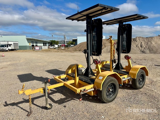 2013 GIGA SIGNS PTL2 Dual Axle Feu de circulation | Ritchie Bros ...