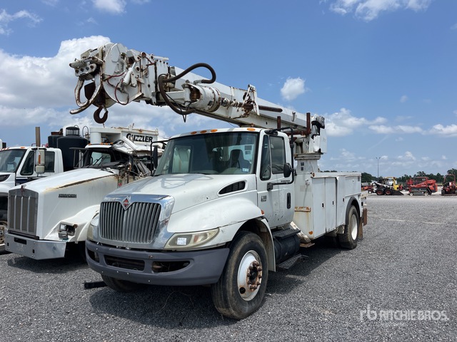 Altec DM47 TR on 2007 International 4300 4x2 Digger Derrick Truck ...