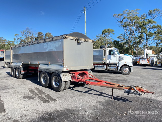 2017 Sloanebuilt 8 m Quad Dog Tipping Trailer | Ritchie Bros. Auctioneers