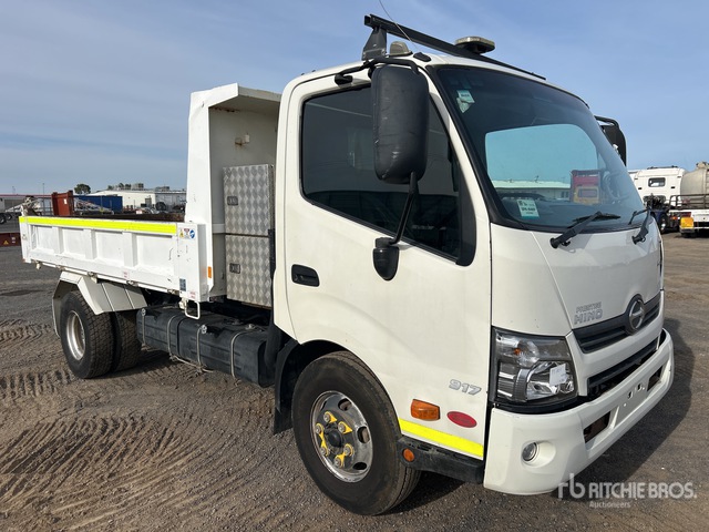 2013 Hino 300 917 4x2 Camion à benne essieu simple | Ritchie Bros ...