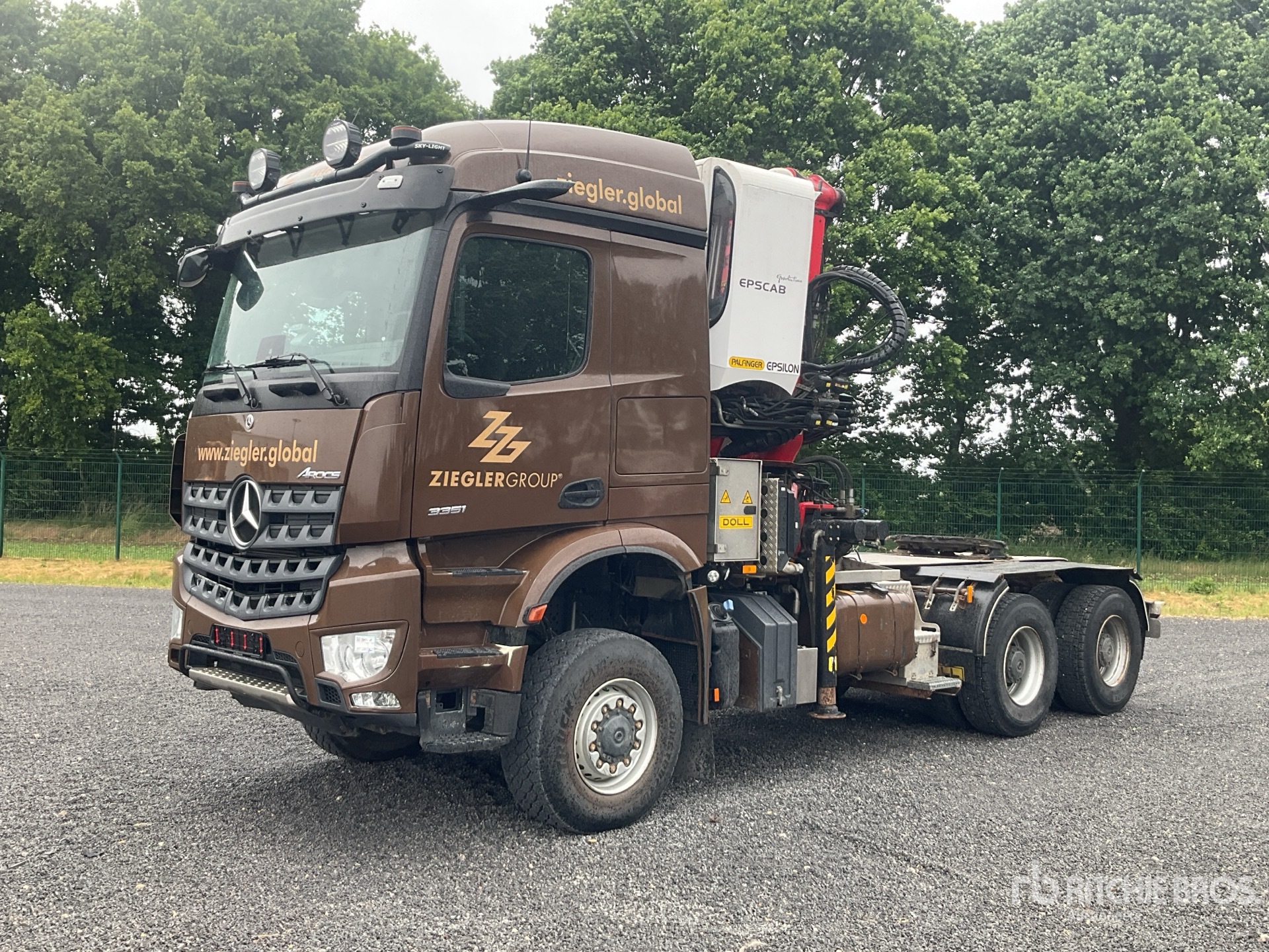 2021 Mercedes-Benz Arocs 3351 6x6 Truck Tractor w/Crane | Ritchie Bros ...
