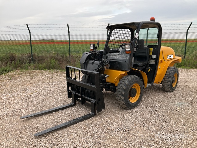 2017 JCB 520-40 Telehandler | Ritchie Bros. Auctioneers