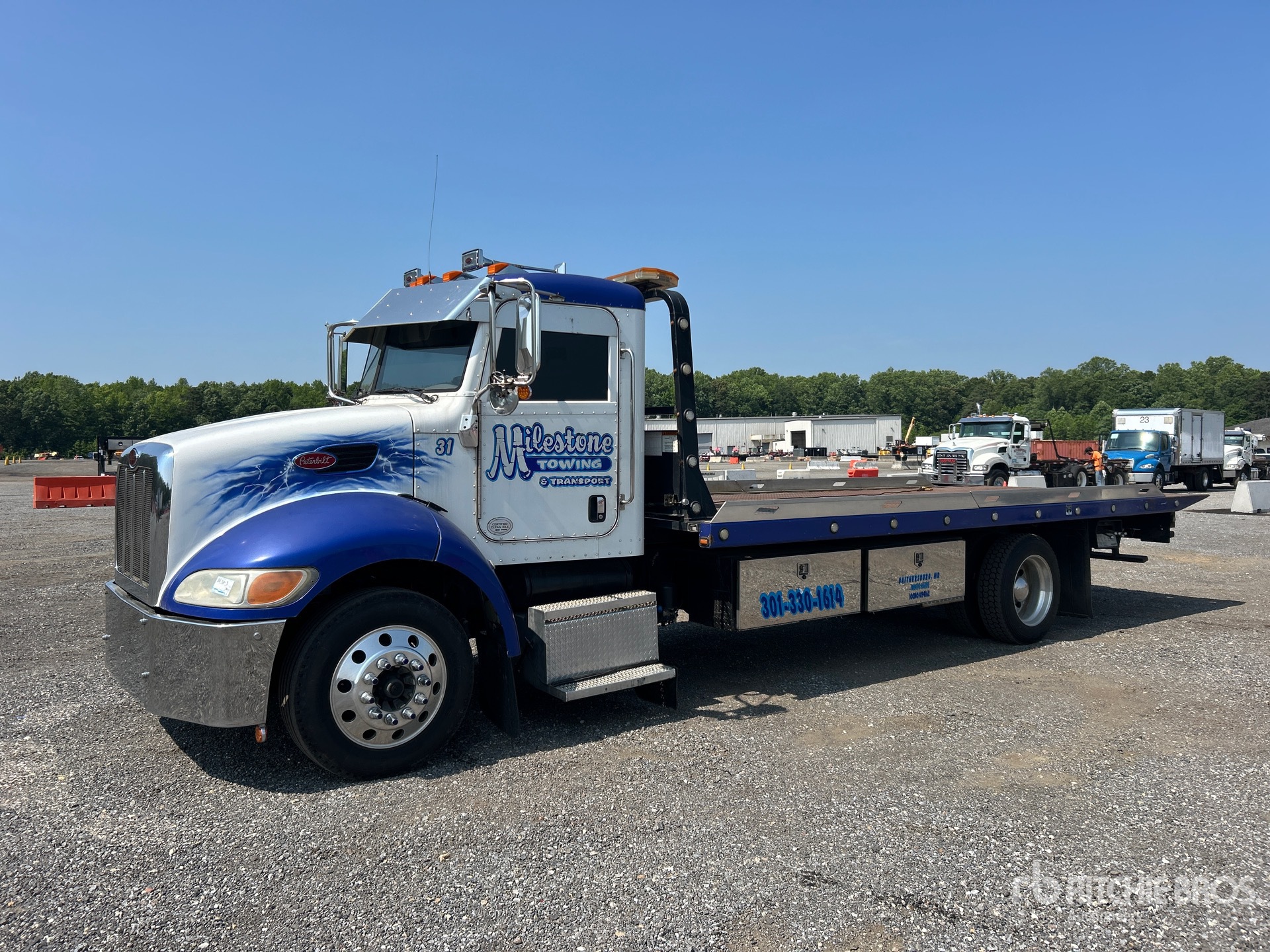 2011 Peterbilt 337 4x2 Portavheiculos | Ritchie Bros. Auctioneers