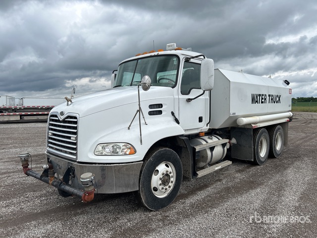 2004 Mack CX613 4000 gal 6x4 Water Truck | Ritchie Bros. Auctioneers