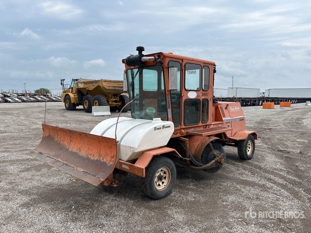 2004 Broce RJ350 Self-Propelled Broom | Ritchie Bros. Auctioneers