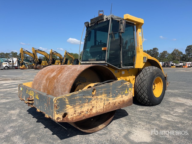 2000 Multipac VV1100D Smooth Drum Compactor | Ritchie Bros. Auctioneers