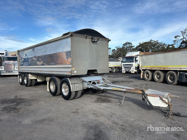 2019 Tefco 8 m Quad Dog Tipping Trailer | Ritchie Bros. Auctioneers