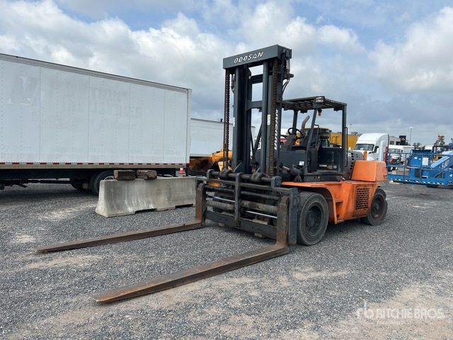 2014 Doosan D130S-5 25400 lb Pneumatic Tire Forklift | Ritchie Bros ...