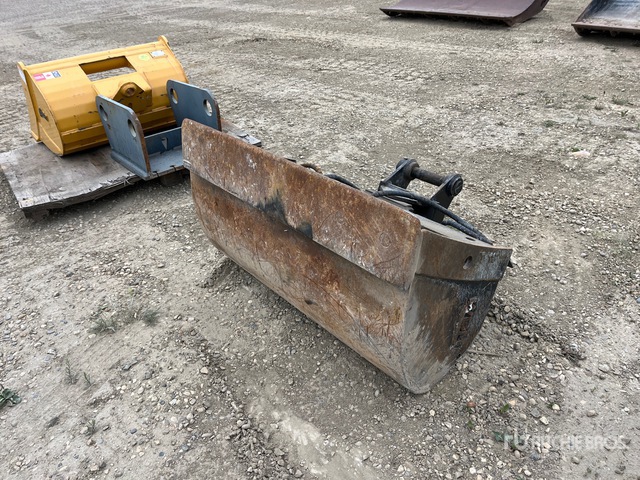 WBM 42 in Hydraulic Tilting Excavator Bucket | Ritchie Bros. Auctioneers