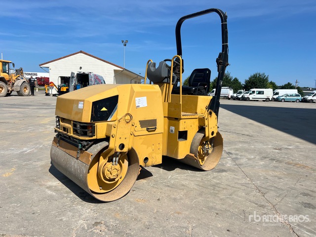 2010 Cat CB24 Compacteur Vibrant Tandem Double Drum Roller | Ritchie ...