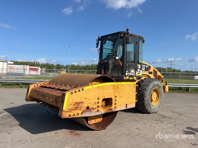 2013 Cat CS76XT Smooth Drum Compactor | Ritchie Bros. Auctioneers