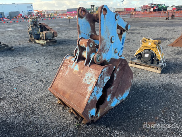 930 mm Grapple Excavator Bucket - Fits 20 Ton | Ritchie Bros. Auctioneers