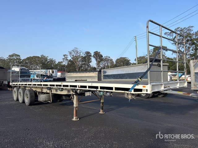 1984 Freighter 12.3 m Tri/A Flatbed Trailer | Ritchie Bros. Auctioneers