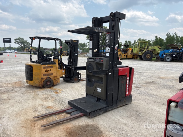 2018 Raymond 560-OPC30TT 3000 lb Order Picker | Ritchie Bros. Auctioneers