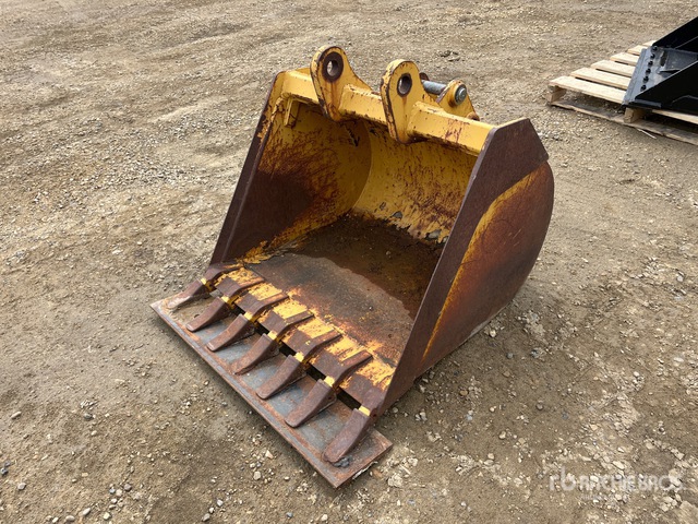 36 in Digging Backhoe Rear Bucket - Fits Case | Ritchie Bros. Auctioneers