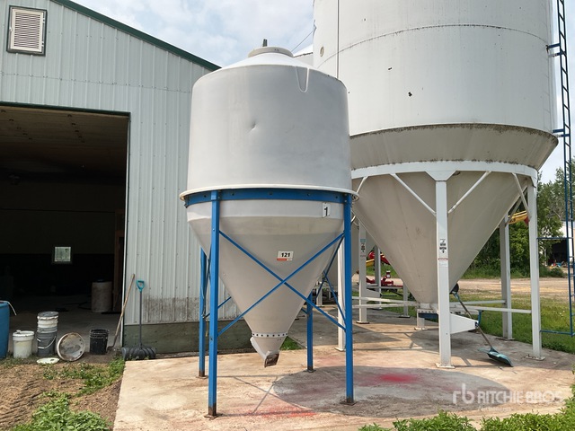 Prairie Pride +/- 500 bu Poly Grain Bin | Ritchie Bros. Auctioneers