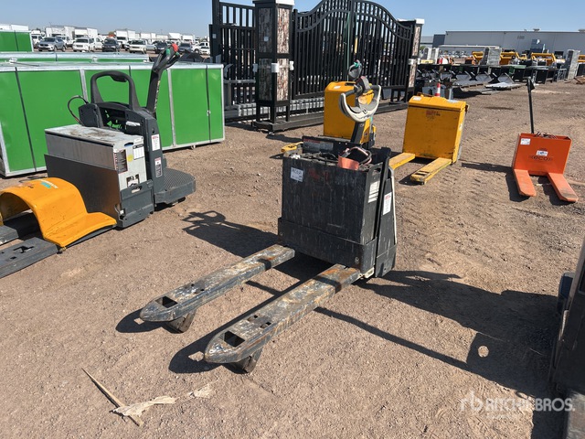 2016 Crown WP304545 4500 lb Electric Pallet Jack | Ritchie Bros ...