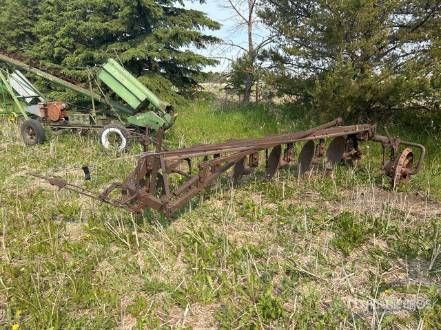 John Deere 5 Bottom Antique Disc Plow | Ritchie Bros. Auctioneers