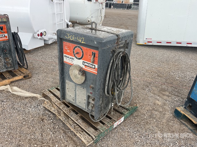 Lincoln 300 A Skid-Mounted Multi-Process Soudeuse | Ritchie Bros ...