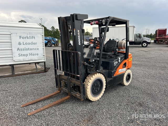 2022 Doosan G25E-7 4600 lb Pneumatic Tire Forklift | Ritchie Bros ...