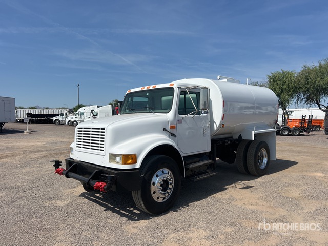 2000 International 4700 2000 gal 4x2 Water Truck | Ritchie Bros ...