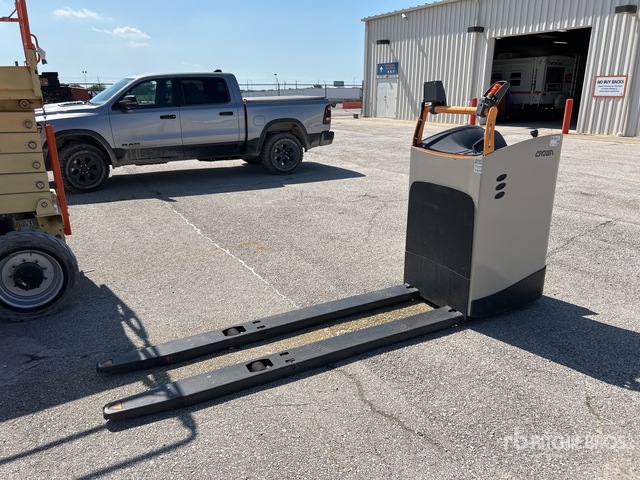 Crown RT4020-45 4500 lb Electric Forklift | Ritchie Bros. Auctioneers