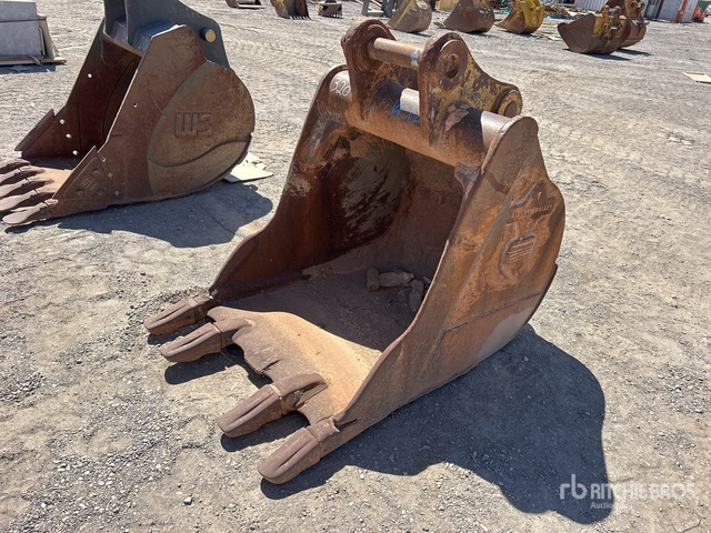 Entek 40 in Digging Excavator Bucket - Fits 320 | Ritchie Bros. Auctioneers