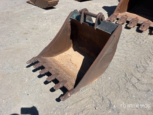 Cat 34 in Backhoe Rear Bucket - Fits Cat | Ritchie Bros. Auctioneers