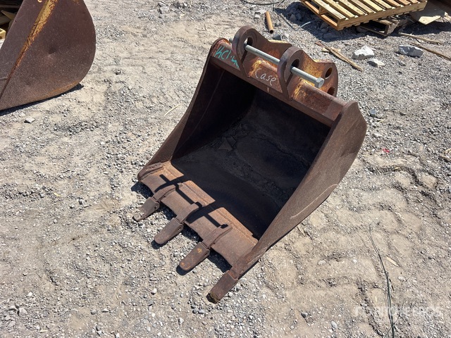 28 in Digging Backhoe Rear Bucket - Fits Case | Ritchie Bros. Auctioneers