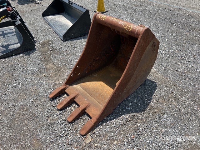 Wain-Roy 30 in Digging Excavator Bucket | Ritchie Bros. Auctioneers