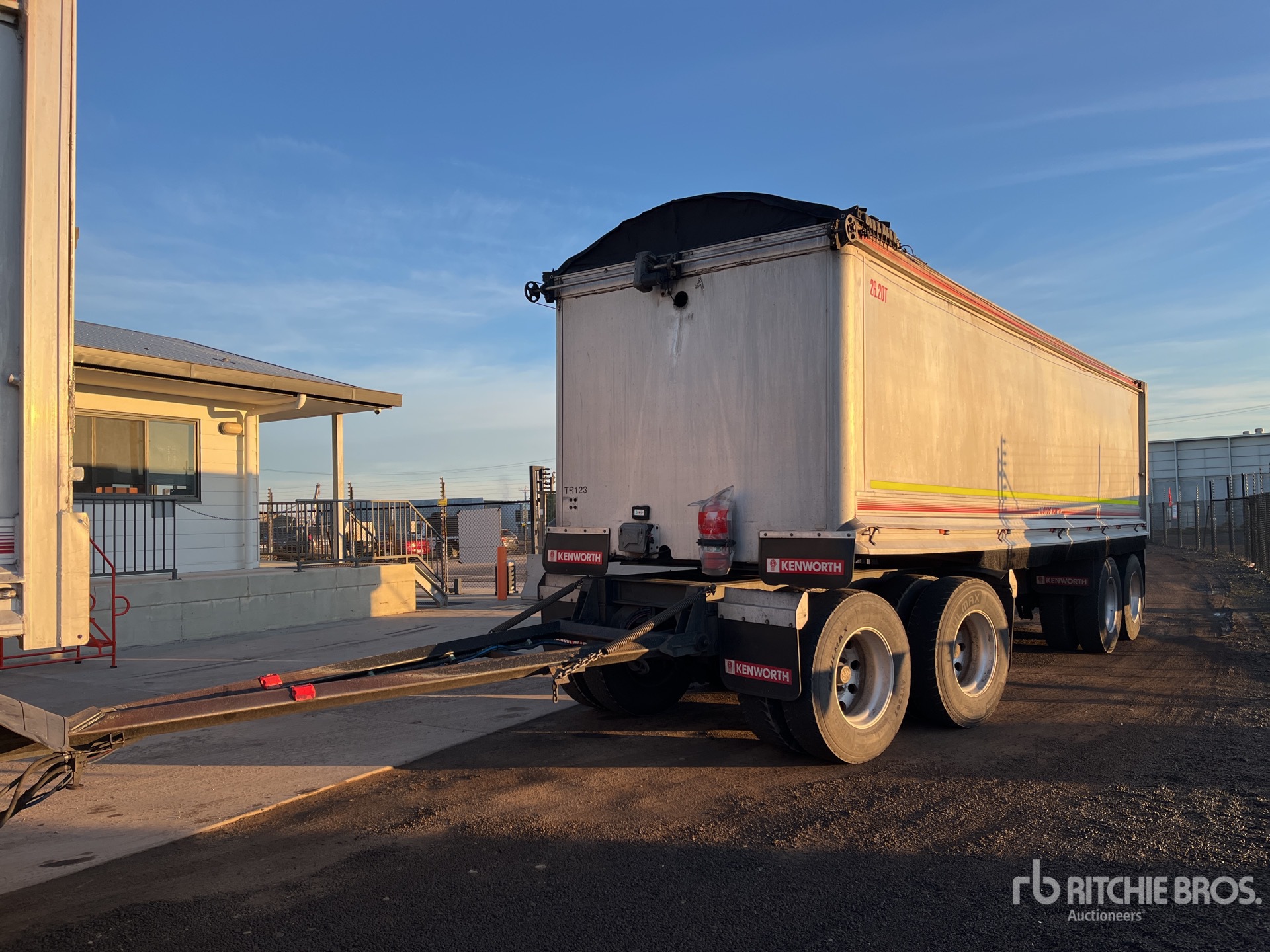 2008 Hercules Quad Dog Tipping Trailer | Ritchie Bros. Auctioneers