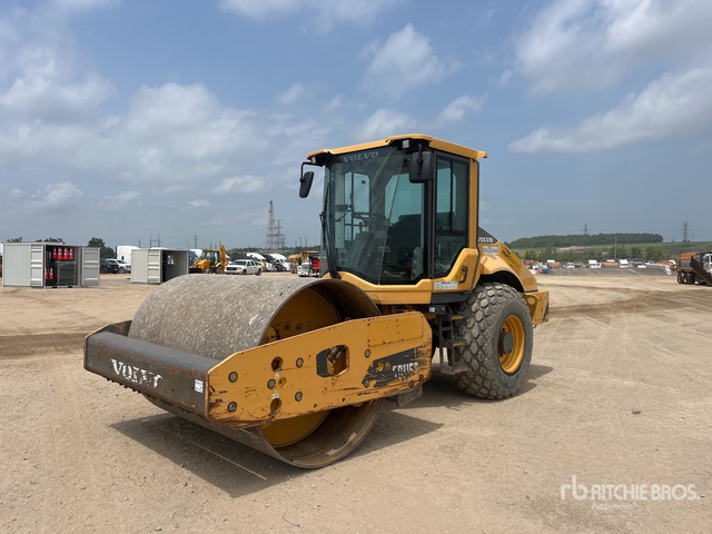 2017 Volvo SD115B Smooth Drum Compactor | Ritchie Bros. Auctioneers