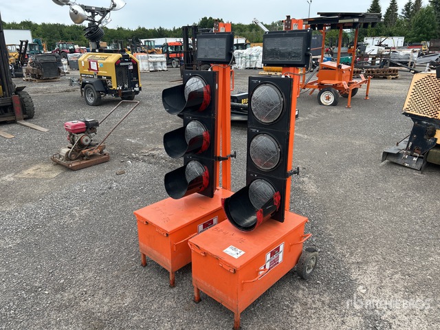 Quantity of (2) EL-SI Traffic Light | Ritchie Bros. Auctioneers