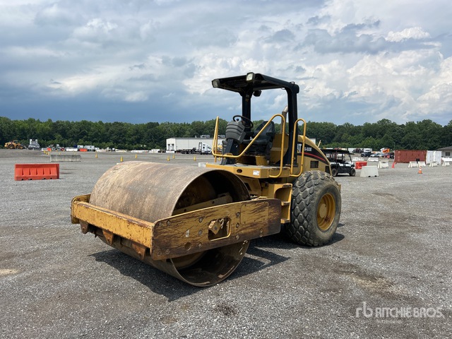 2004 Cat CS-533E Smooth Drum Compactor | Ritchie Bros. Auctioneers