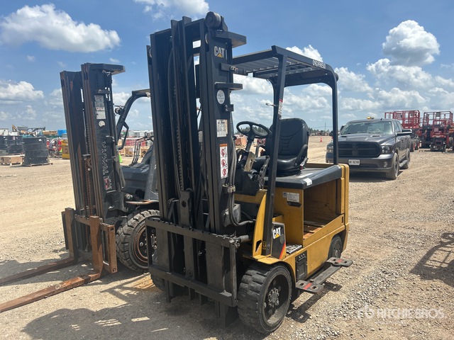Cat 4000 lb Electric Forklift | Ritchie Bros. Auctioneers