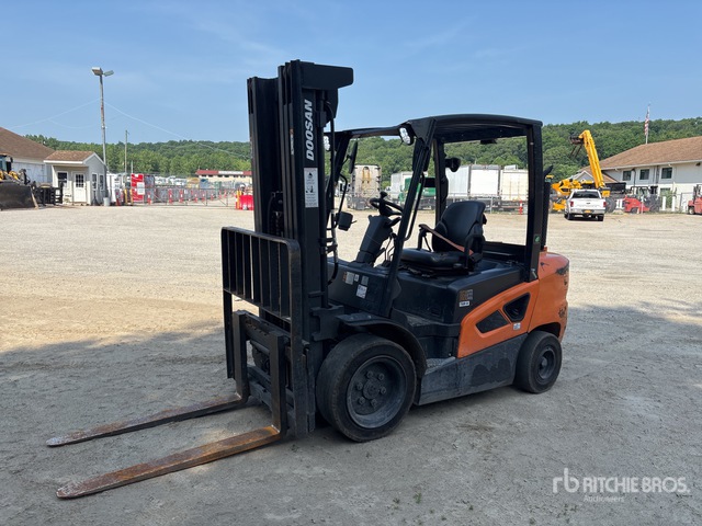 2022 Doosan D35C-9 6200 lb Pneumatic Tire Forklift | Ritchie Bros. Auctioneers